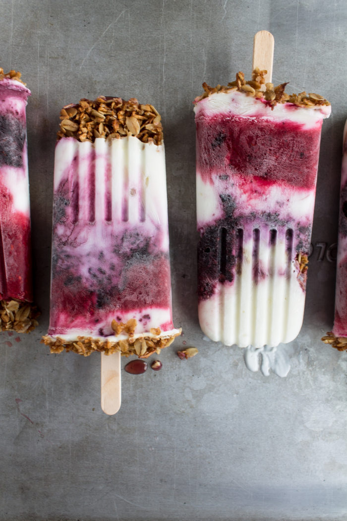 berry granola breakfast popsicles - Pass the Cookies
